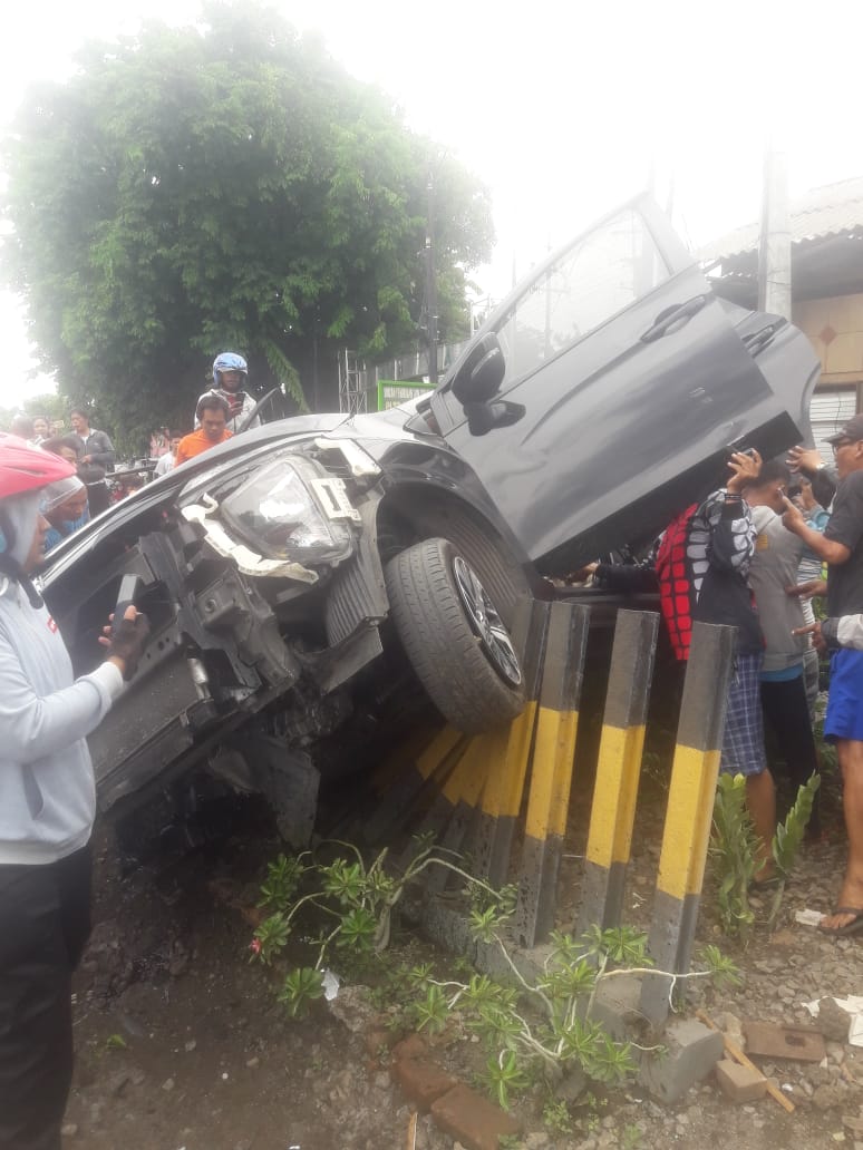 Mobil xpander Tertabrak KA Di Perlintasan Tanpa Palang Pintu Desa Kalitengah, Sidoarjo - Maspolin.id