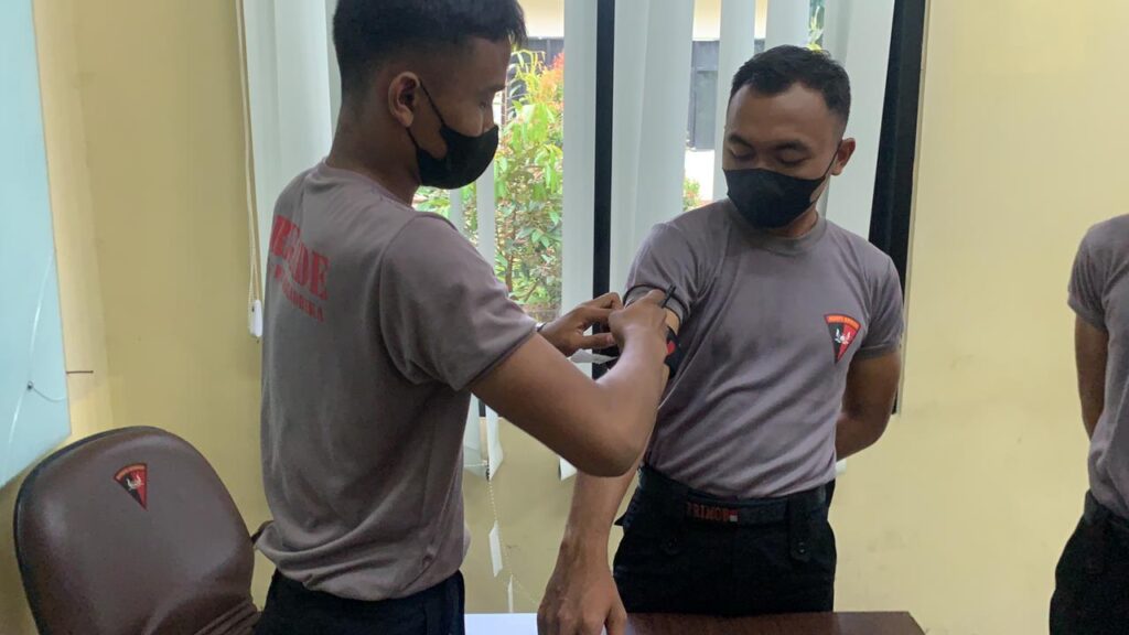 Latihan PPGD Pengenalan Tourniquet Personel Yon A Resimen 1 Paspelopor ...